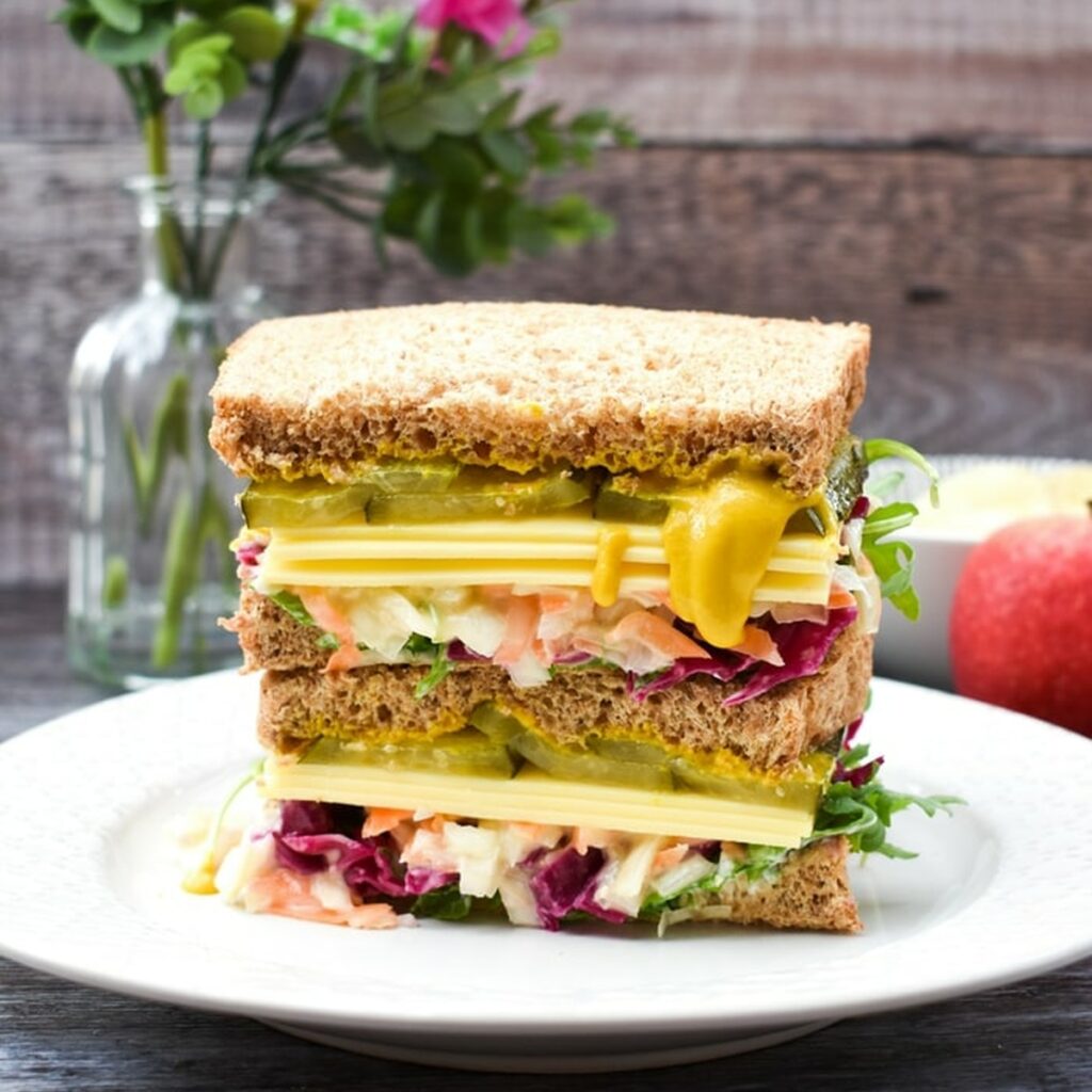 Falafel Beetroot Bagel Sandwich - theveganlunchbox.co.uk